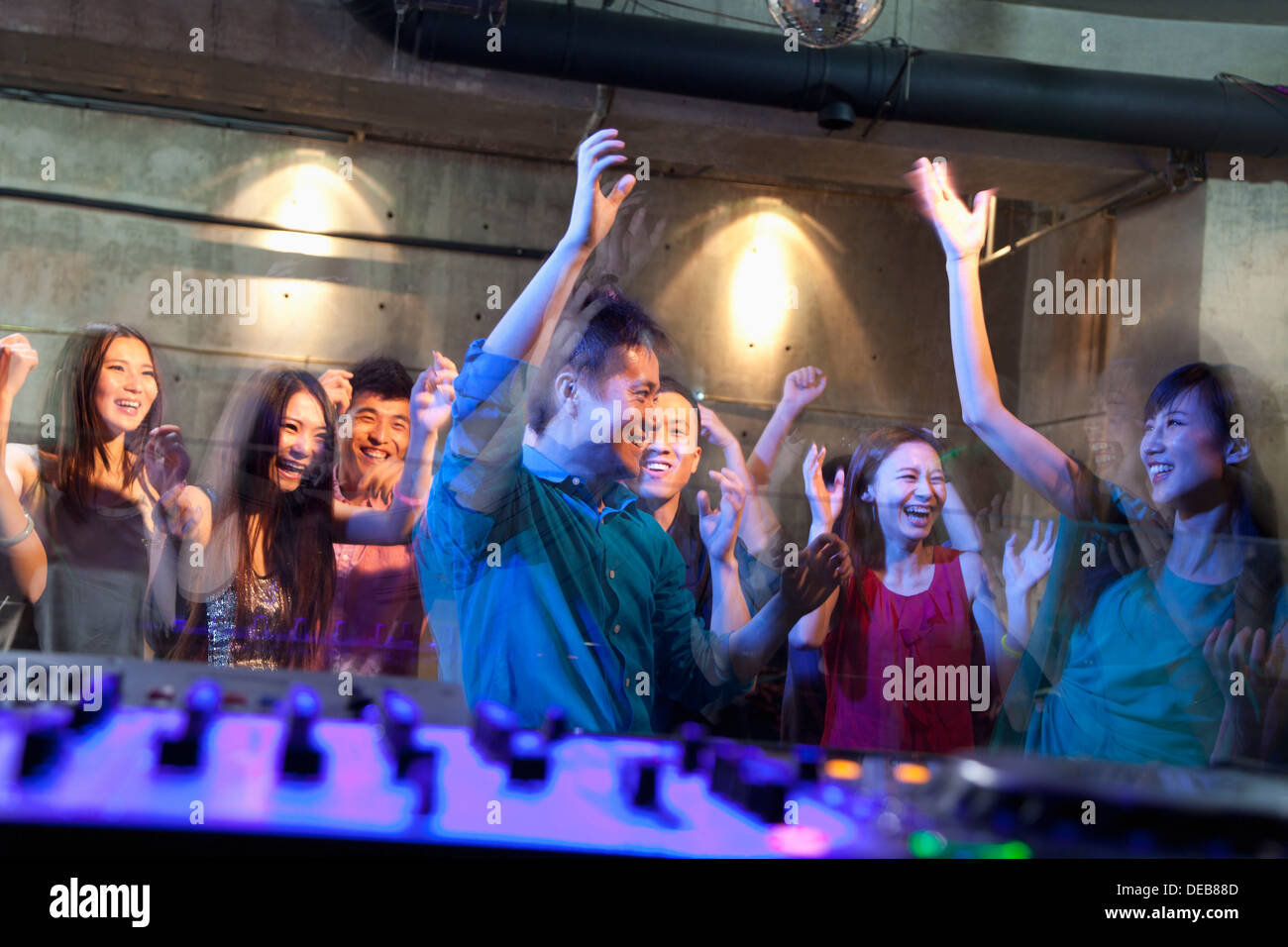 Crowd dancing nightclub hi-res stock photography and images - Alamy