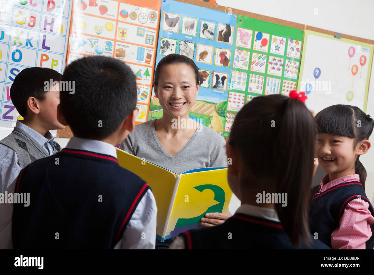 Teacher Reading To Her Elementary School Students Stock Photo Alamy