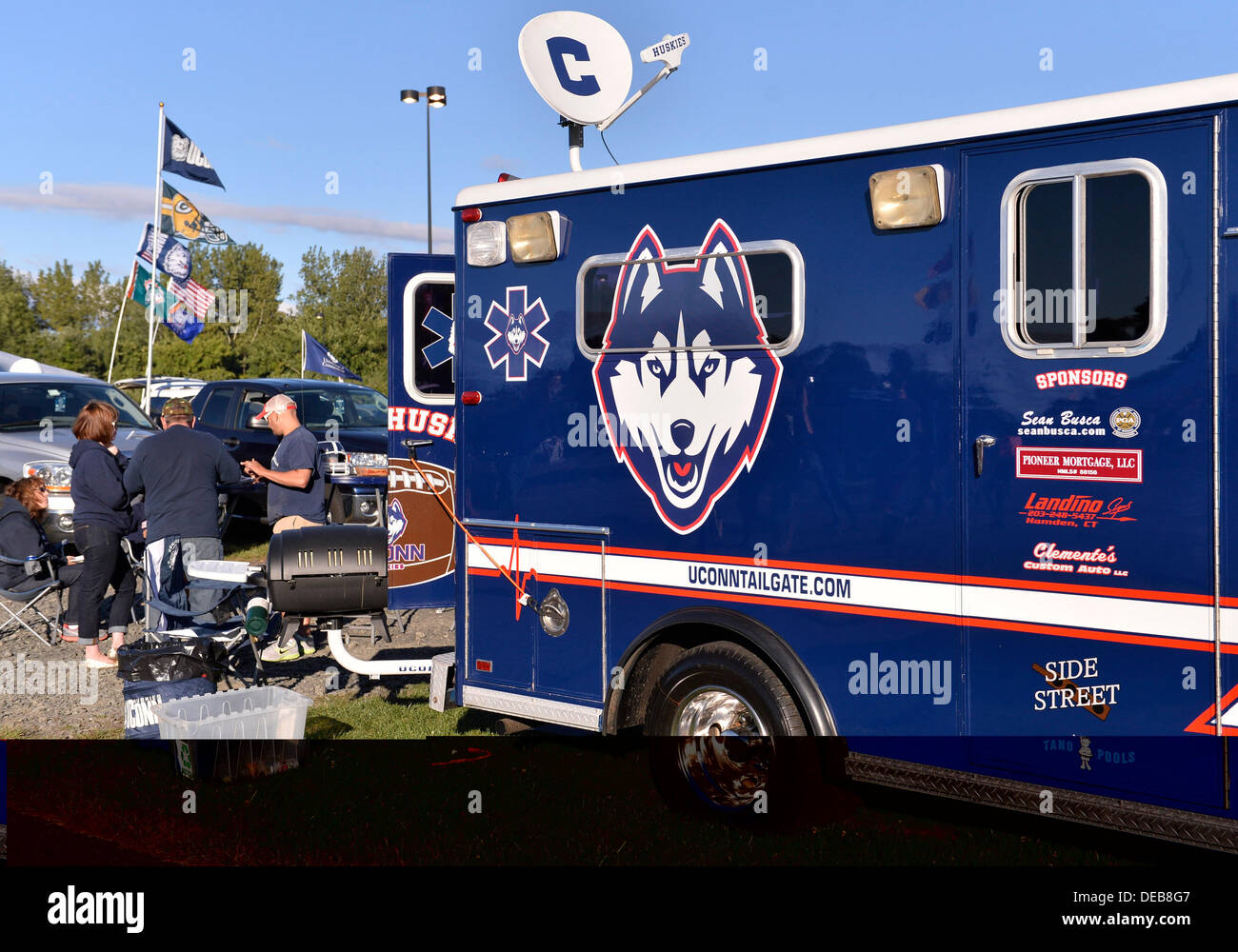 Connecticut huskies logo hi-res stock photography and images - Alamy