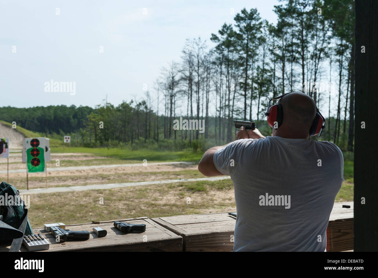 Shooting range pistol man hi-res stock photography and images - Alamy