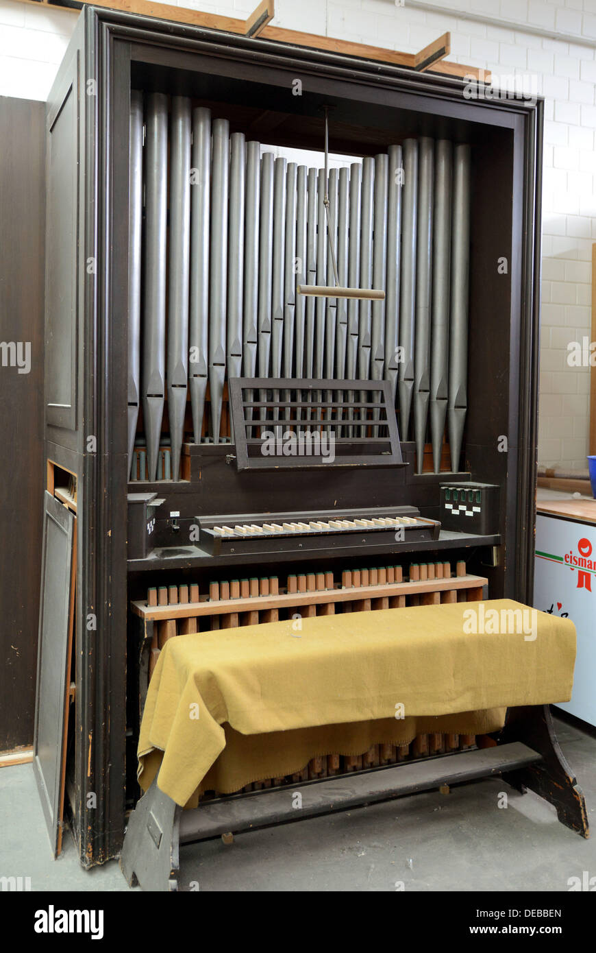 An old pipe organ from Wittingen is prepared to be restored in the ...