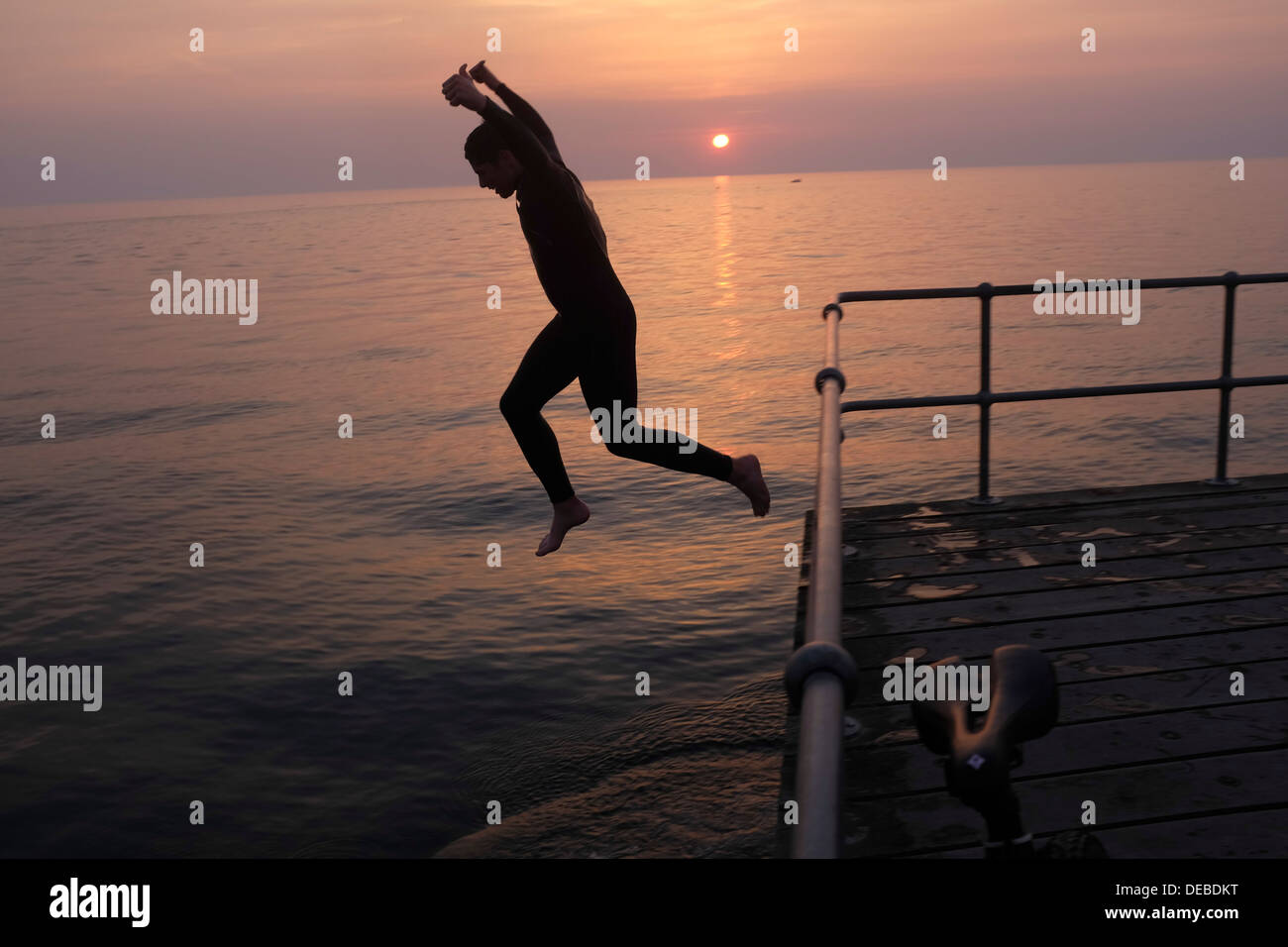 Jumping off jetty uk hi-res stock photography and images - Alamy