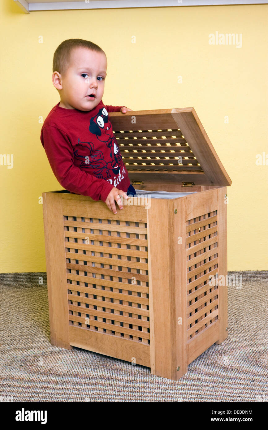 Kids in a box hi-res stock photography and images - Alamy