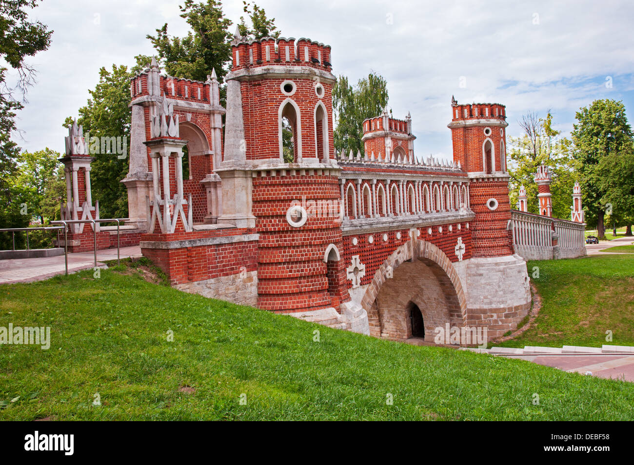 Red brick road bridge bridge hi-res stock photography and images - Alamy
