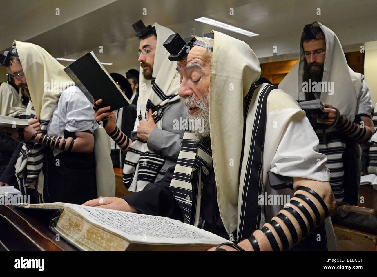 88 year old man orthodox Jewish man leads morning prayer services at ...