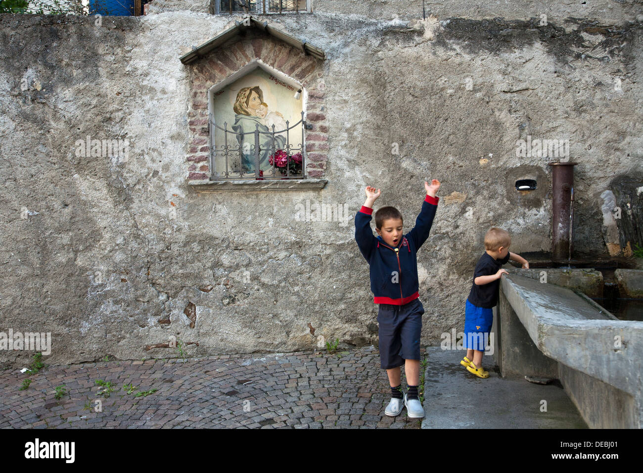 Children playing italy in street hi-res stock photography and images ...