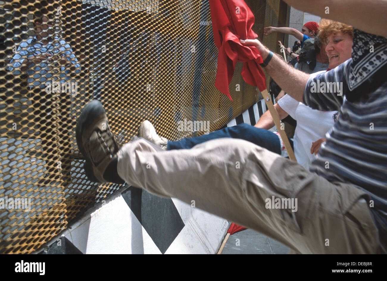 2001 genoa g8 summit hi-res stock photography and images - Alamy
