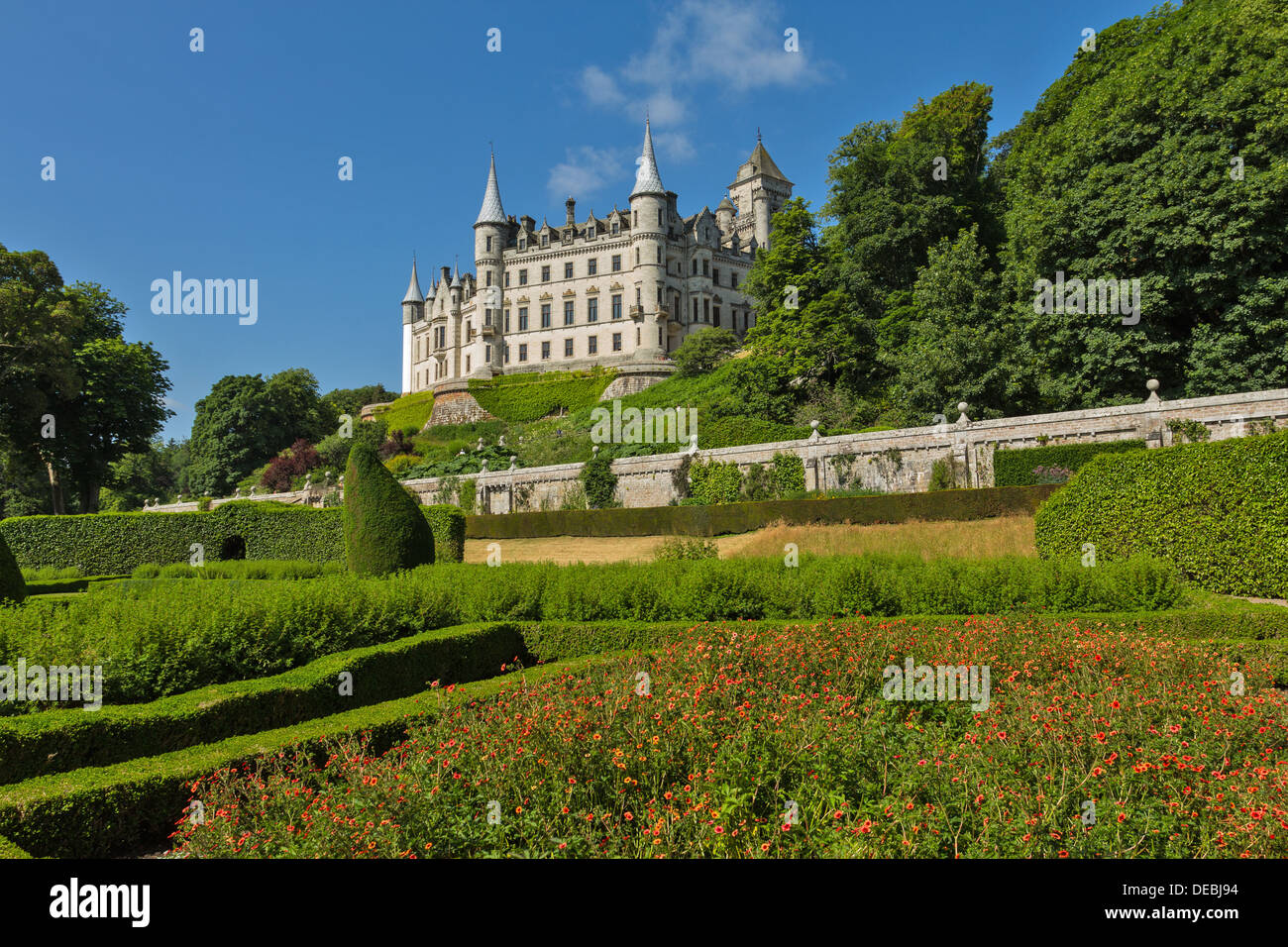 The garden of the dunrobin castle hi-res stock photography and images ...