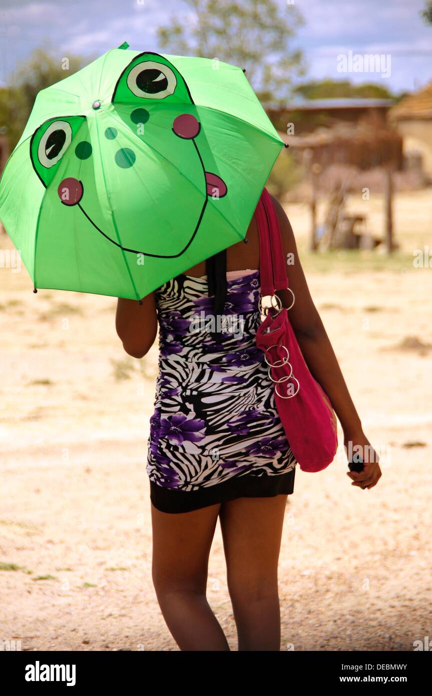 Frog with umbrella hi-res stock photography and images - Alamy