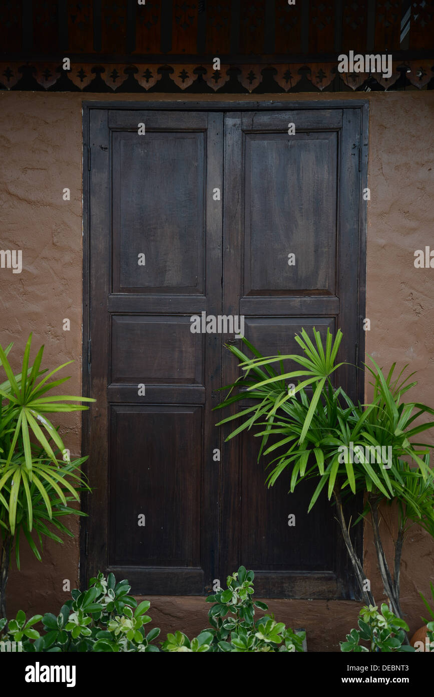 Old closed wooden door broken hi-res stock photography and images - Alamy