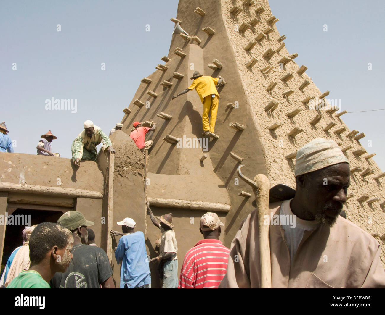 Restoration with fresh mud of the Sankore mosque at ´crepissage´ Stock ...