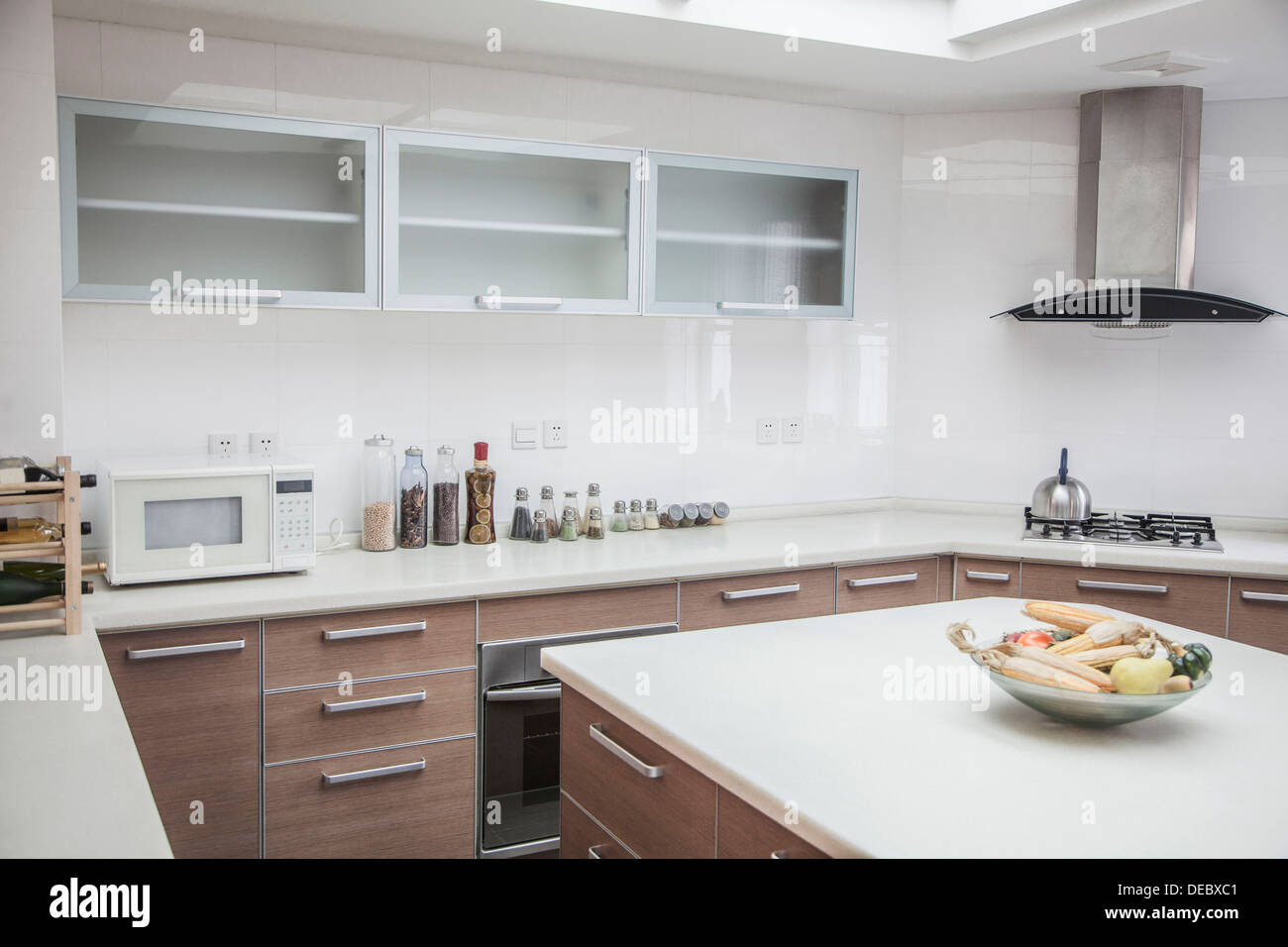 Large, open, modern kitchen Stock Photo - Alamy