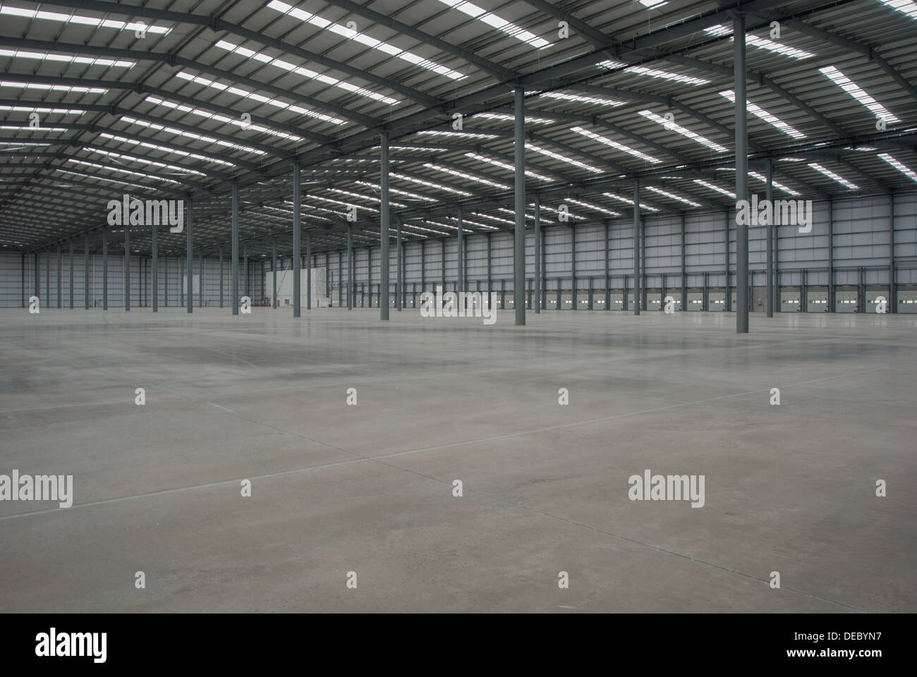 Empty warehouse hi-res stock photography and images - Alamy