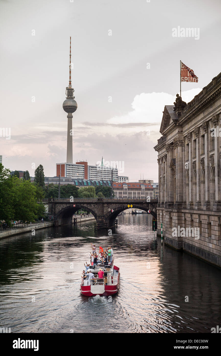 Spree boat tours hi-res stock photography and images - Alamy
