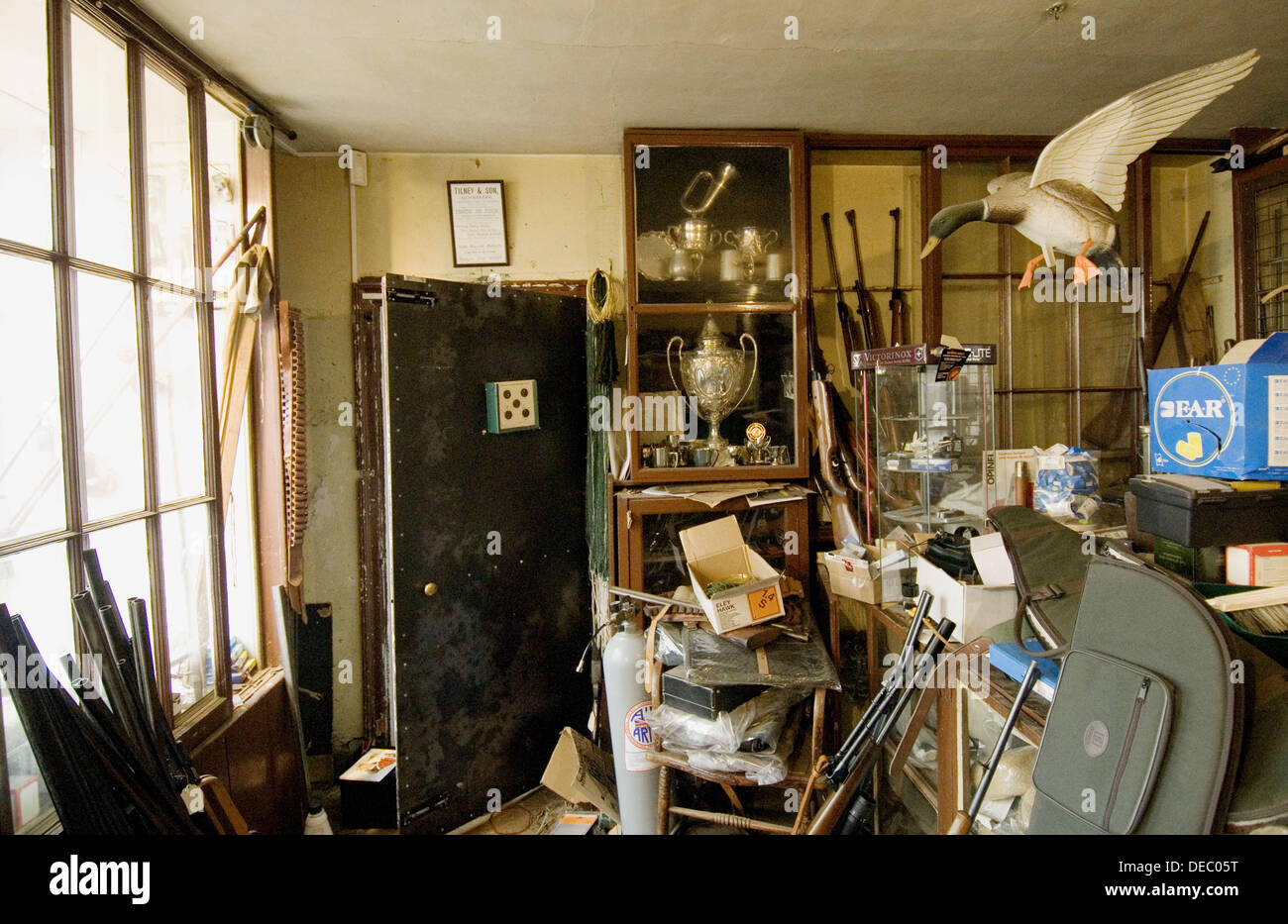 Gunshop hi-res stock photography and images - Alamy
