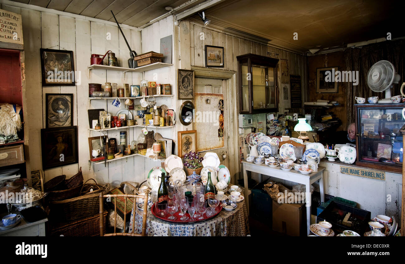 Antique shop interior london hi-res stock photography and images - Alamy