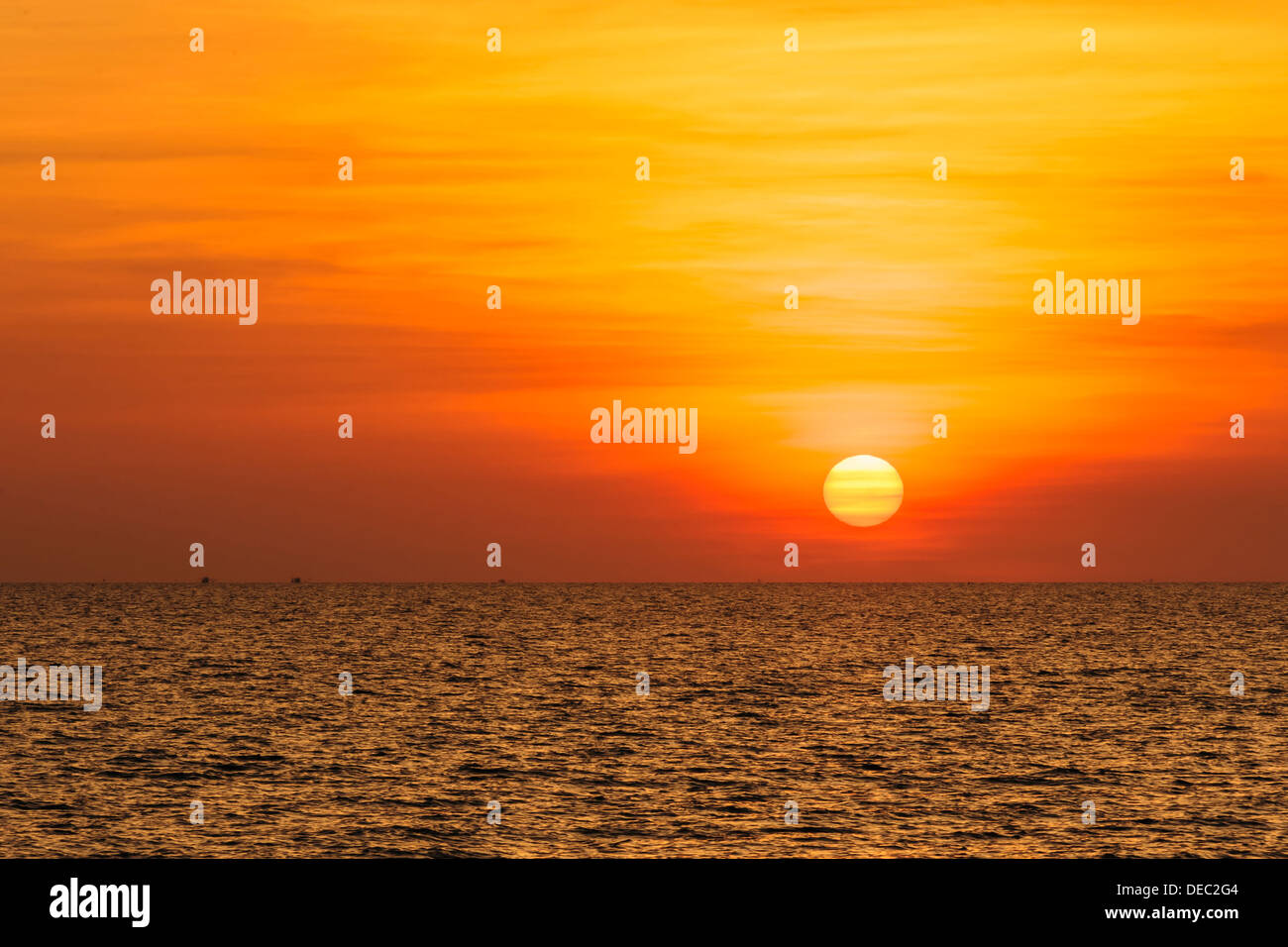Sunset with golden light above the sea hi-res stock photography and ...