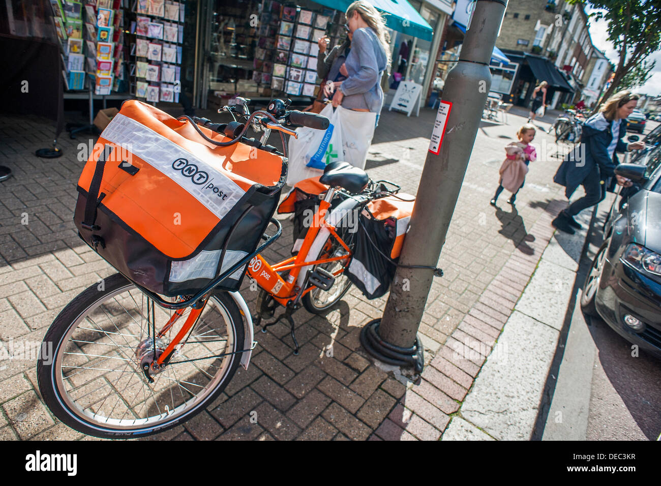 Postmen uniform hi-res stock photography and images - Alamy