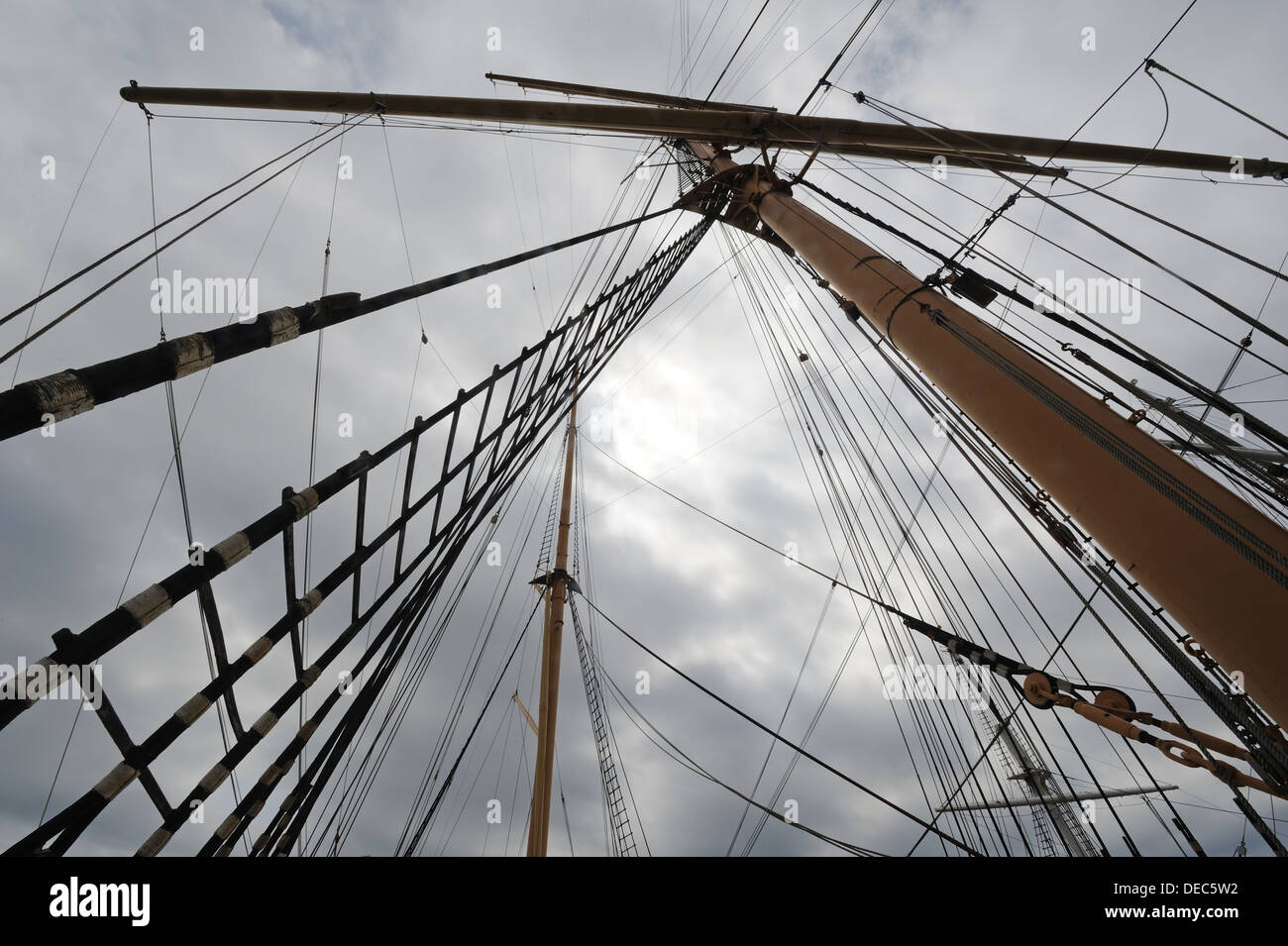 One of the masts and part of the rigging of the South Street Seaport ...