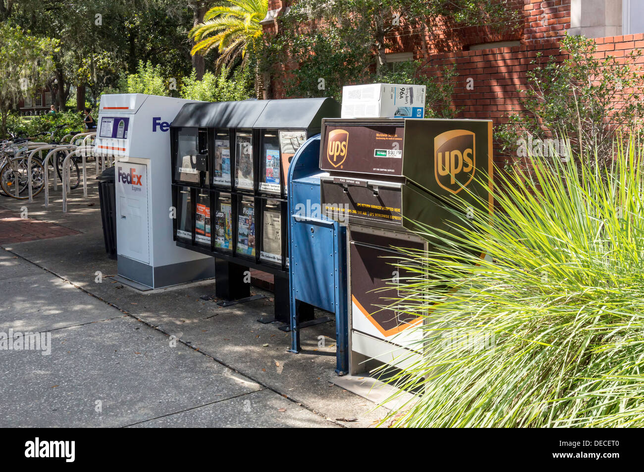 Fedex box hi-res stock photography and images - Alamy