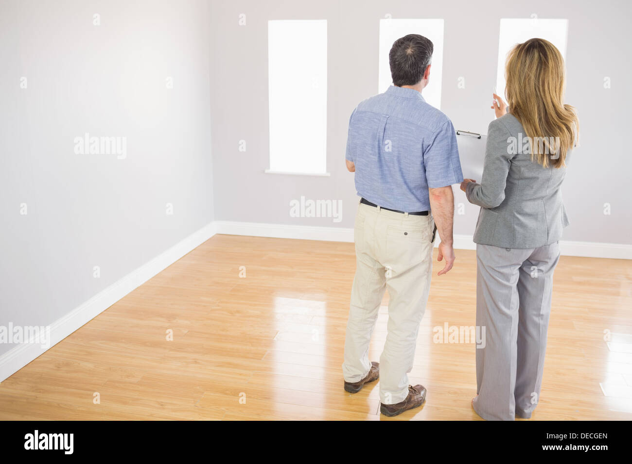 Realtor showing house hi-res stock photography and images - Alamy