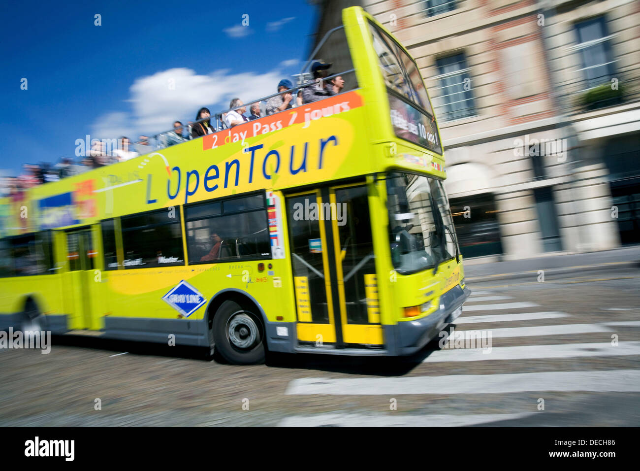 Tour bus group hi-res stock photography and images - Alamy
