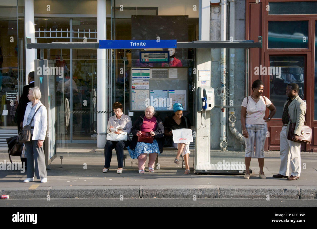 Bus stop paris france hi-res stock photography and images - Alamy