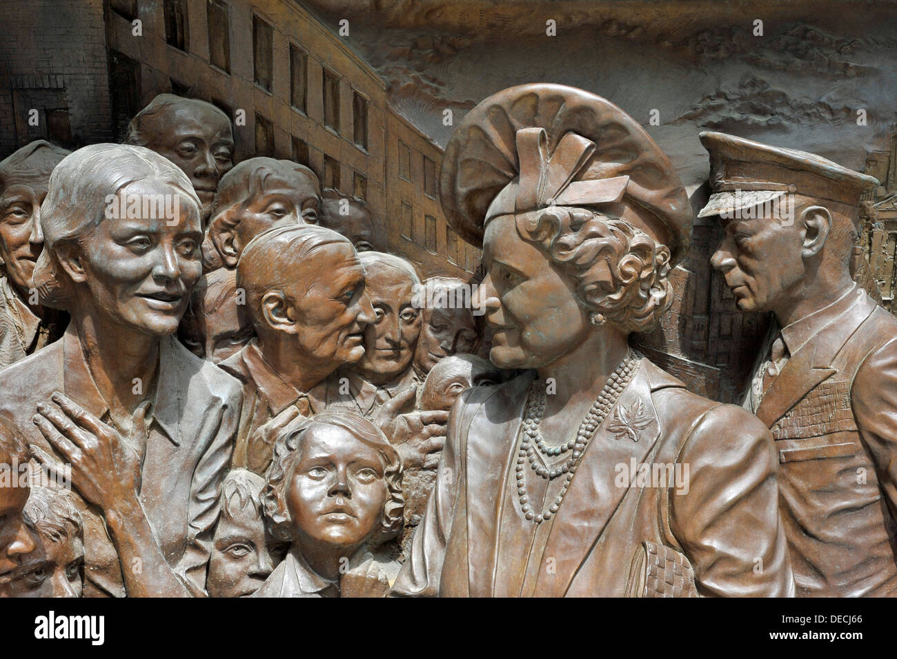 Bronze memorial statue queen mother hi-res stock photography and images ...