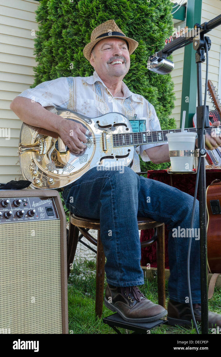 Dobro player hi-res stock photography and images - Alamy