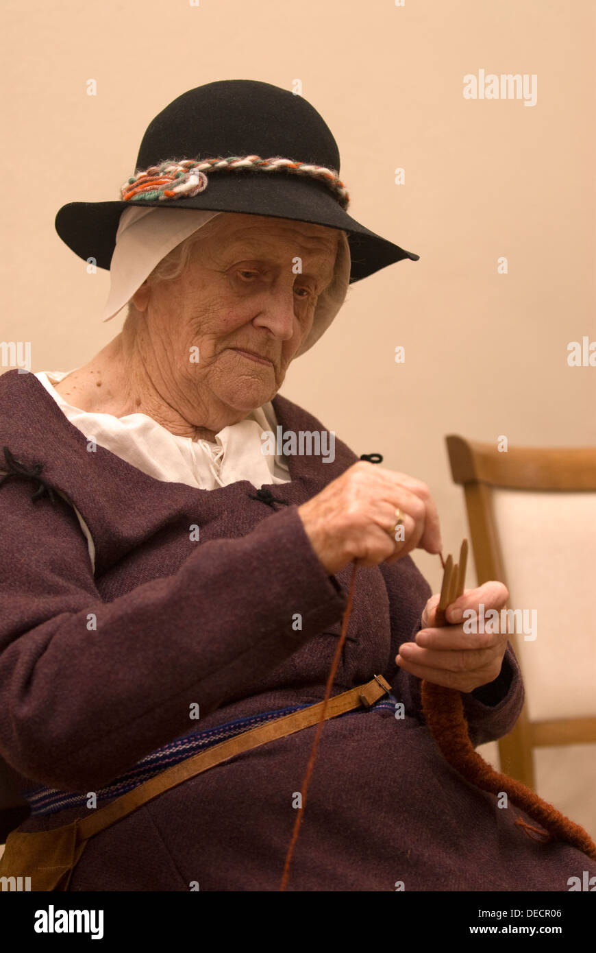 Lady weaver hi-res stock photography and images - Alamy