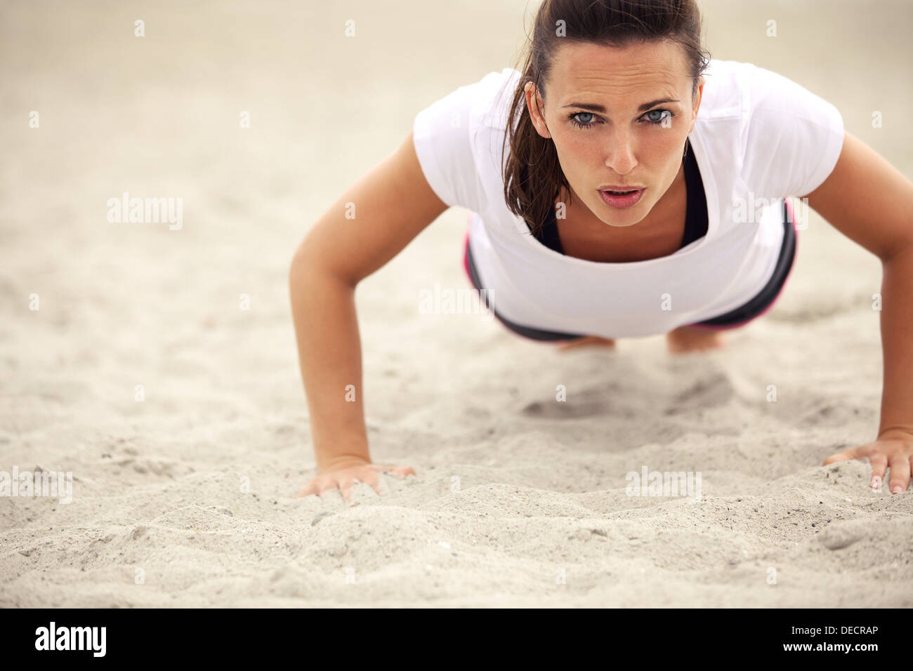 Woman bodybuilding outside hi-res stock photography and images - Alamy