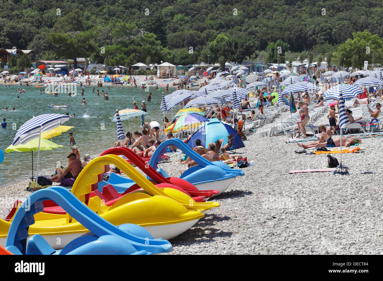 Rabac, Croatia, bathers on the beach in Rabac Stock Photo - Alamy