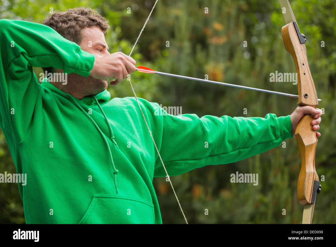 Shoot arrow hi-res stock photography and images - Alamy