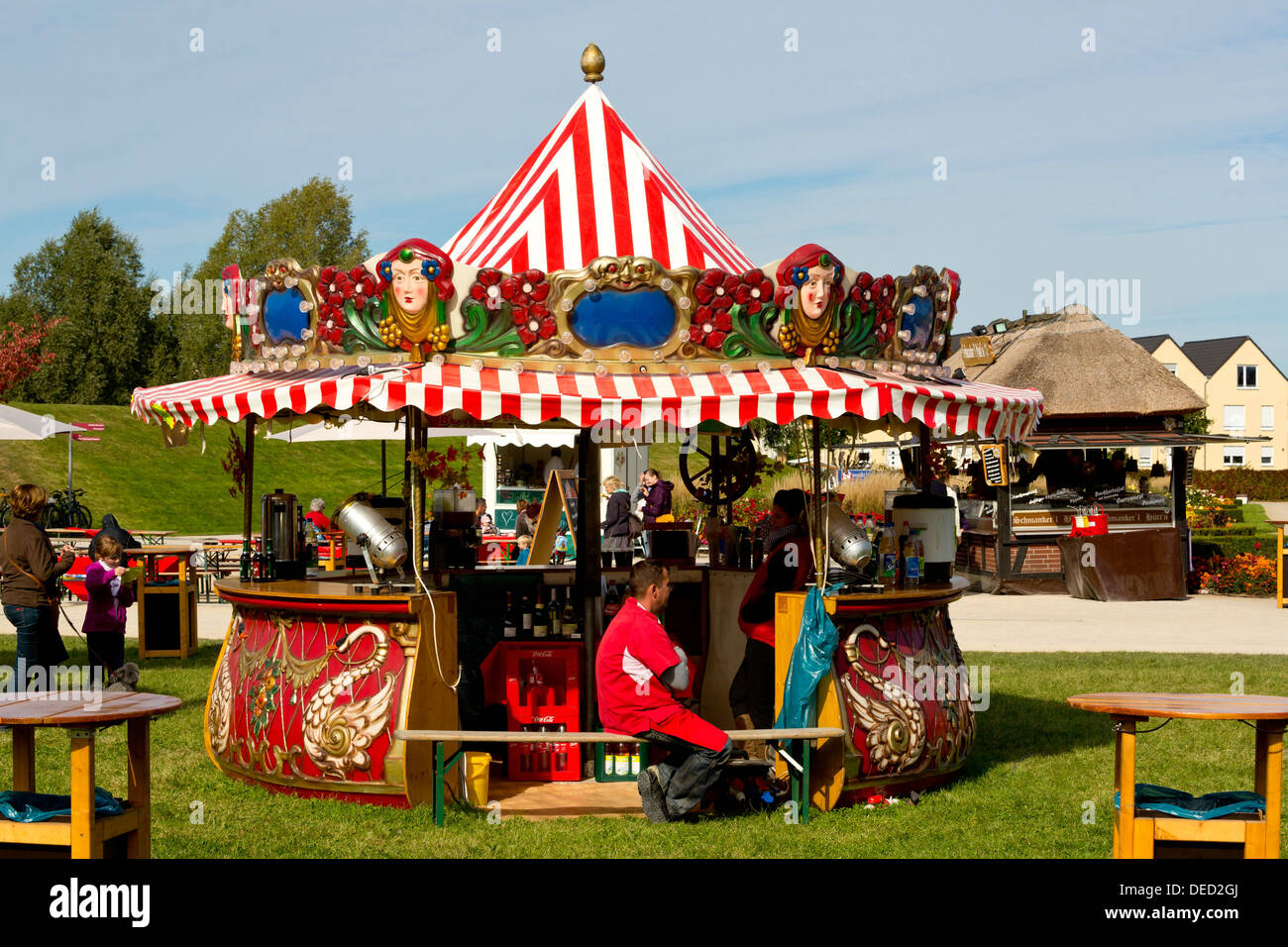 Restaurant benches outside hi-res stock photography and images - Alamy