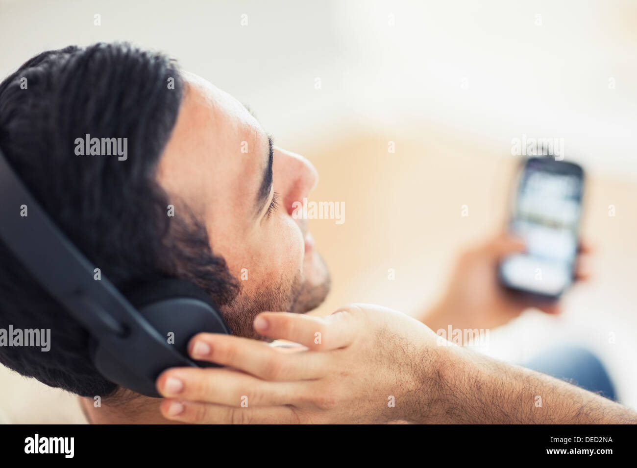 Man listening music close hi-res stock photography and images - Alamy