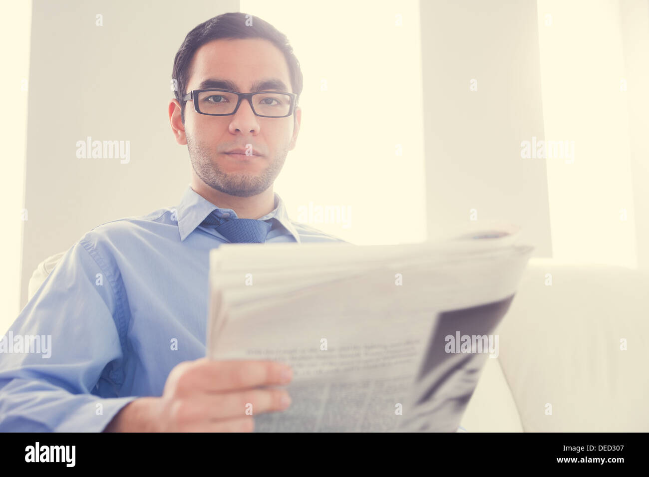 Man holding a newspaper hi-res stock photography and images - Alamy