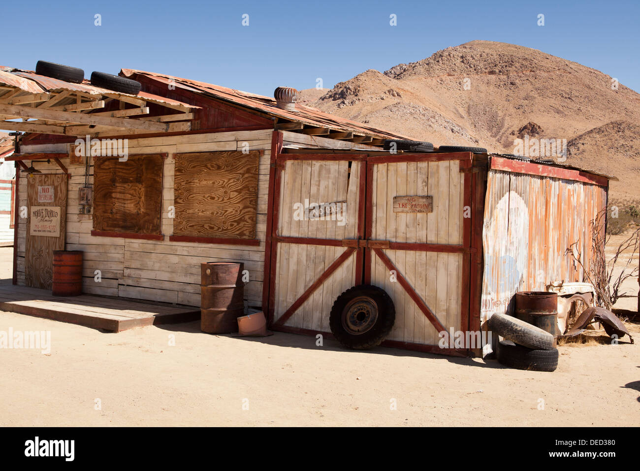 Abandoned deserted desert store hi-res stock photography and images - Alamy