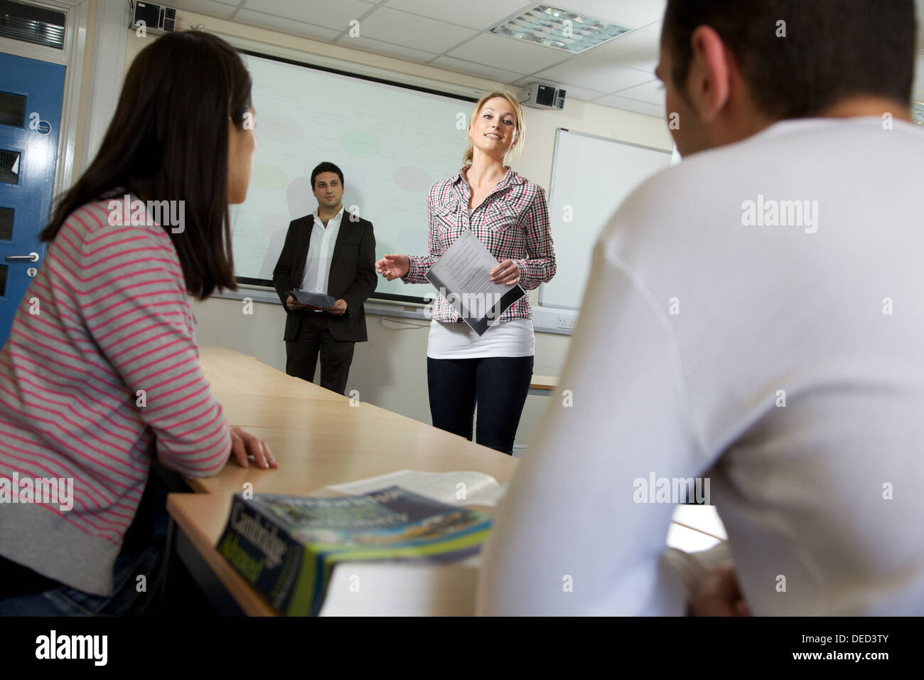 Classroom setting presentation hi-res stock photography and images - Alamy