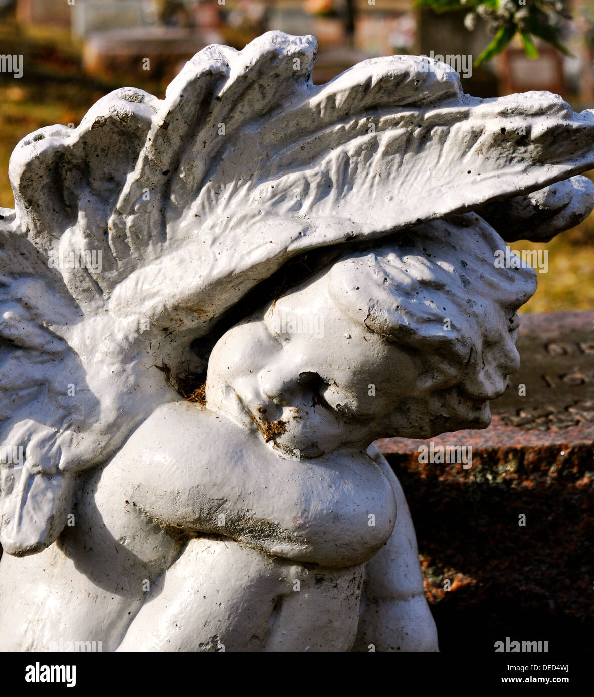 Concrete statue of an angel hi-res stock photography and images - Alamy