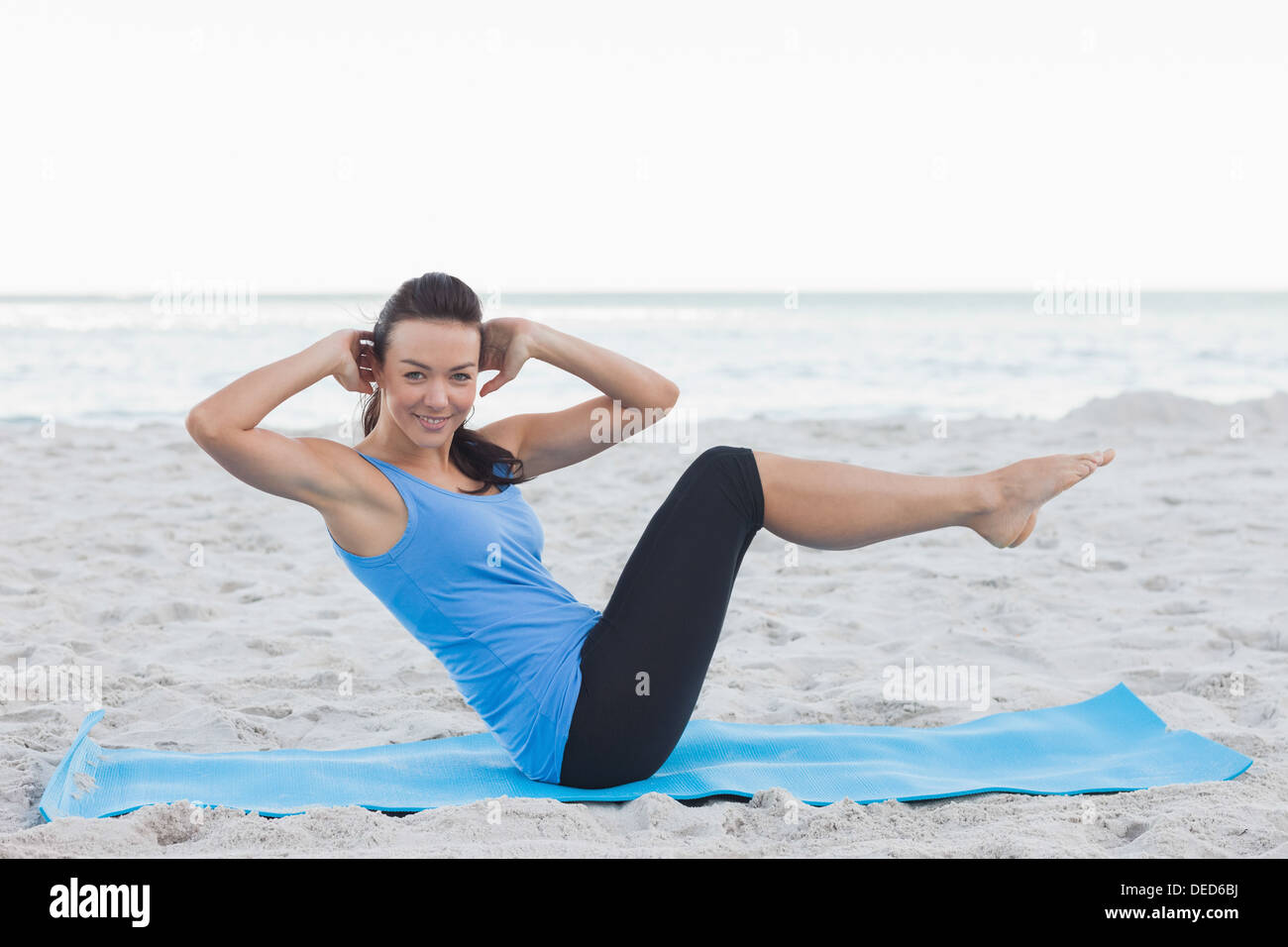 Woman doing abdominal crunches on exercise mat Stock Photo - Alamy