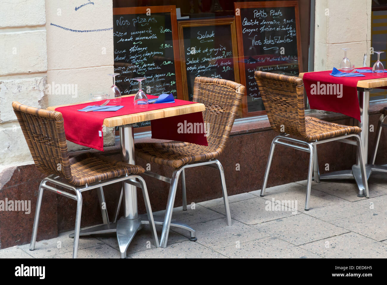 Bistro table and chairs hi-res stock photography and images - Alamy