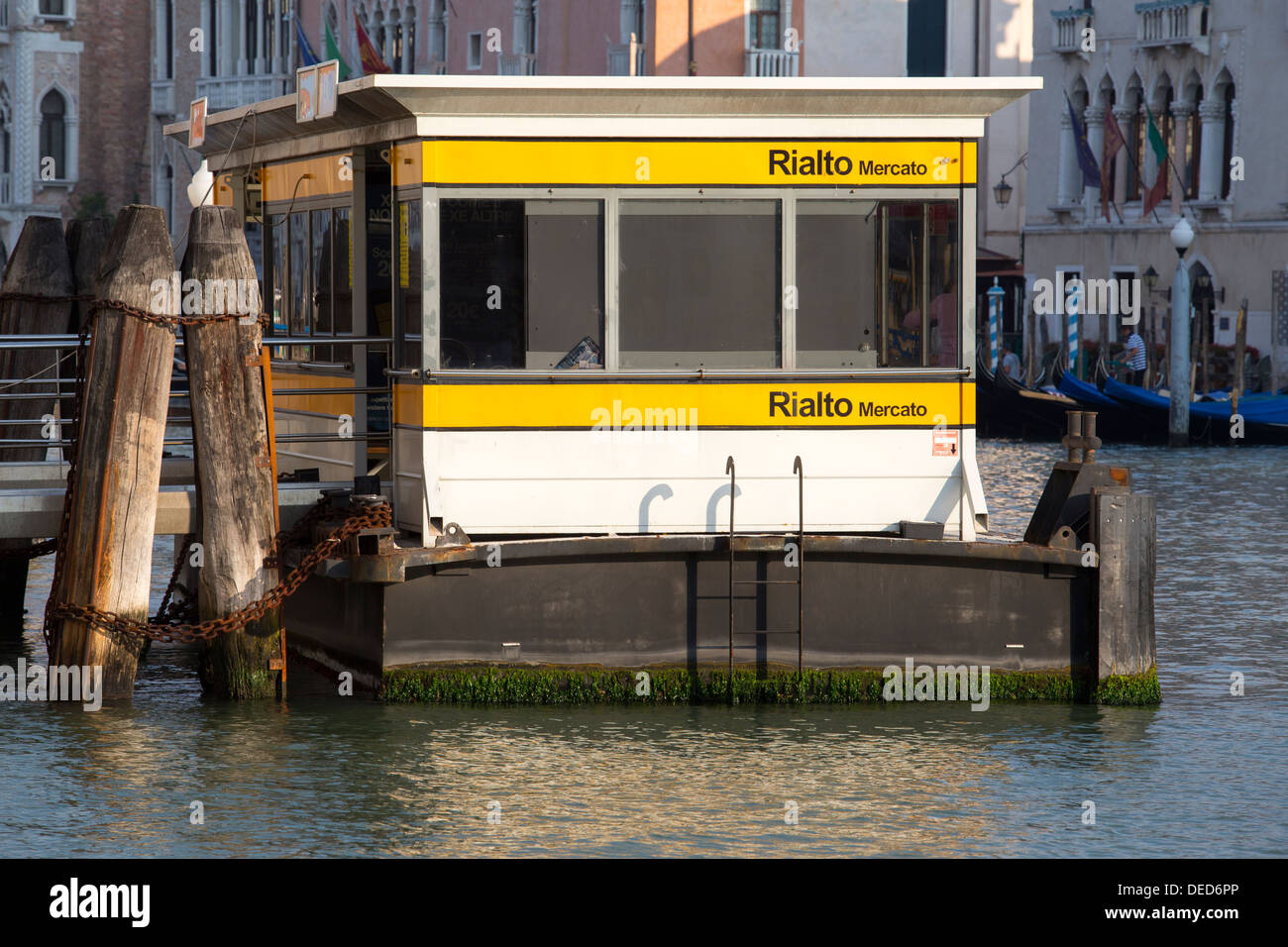 WATER BUS STOP RIALTO BRIDGE ON THE GRAND CANAL. VENICE, ITALY Stock ...