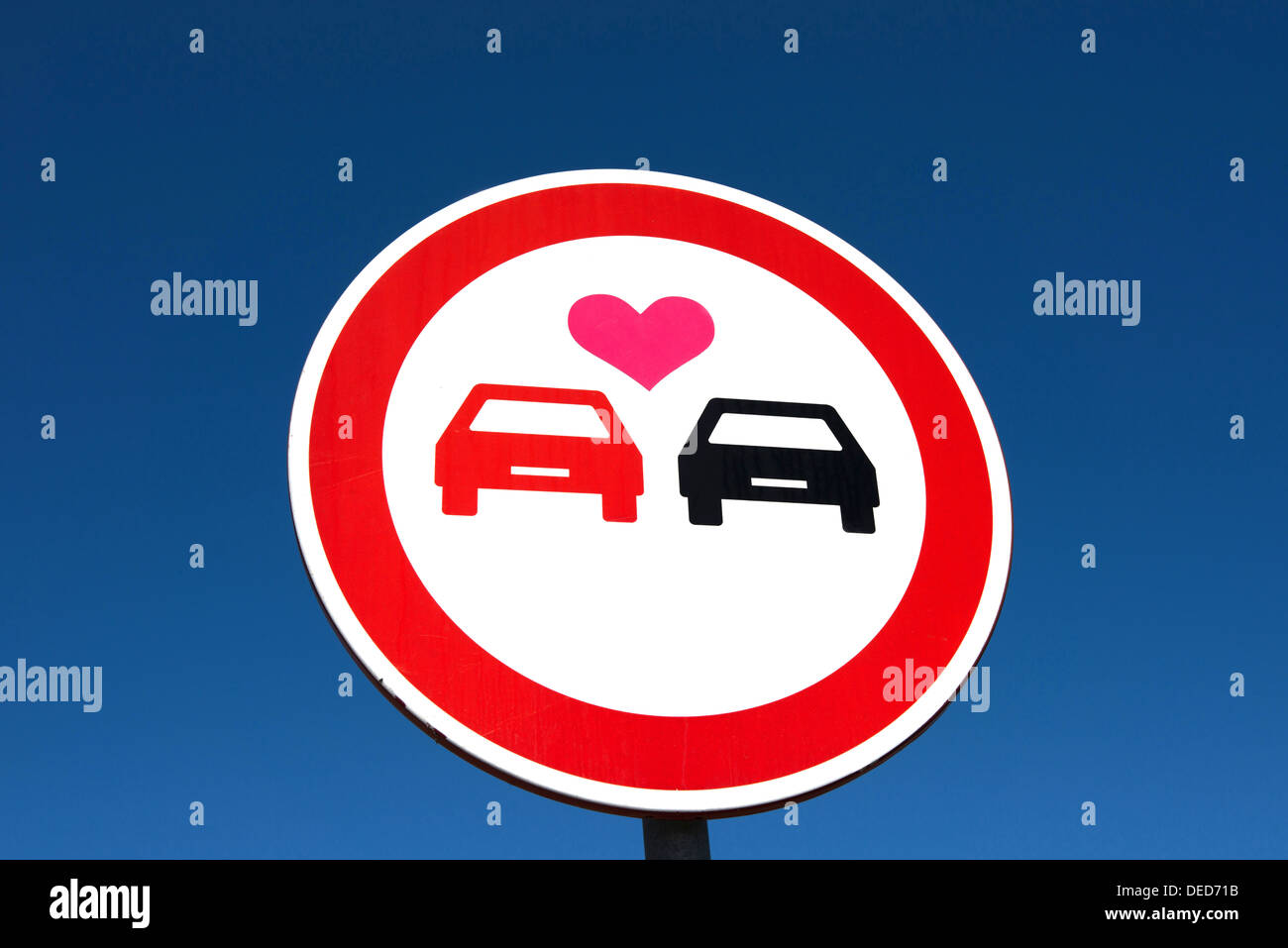 A road sign with two cars and a love heart Stock Photo - Alamy