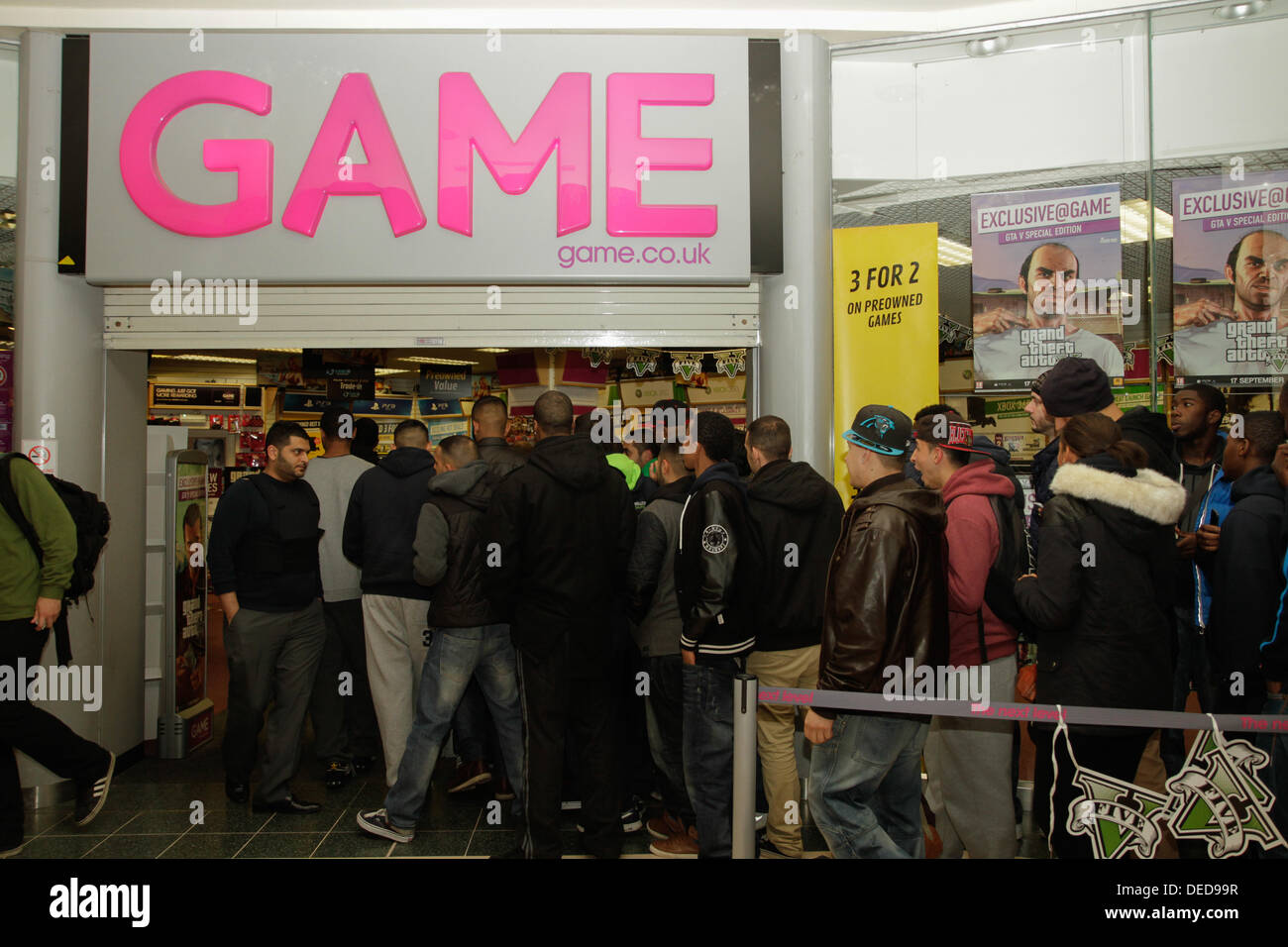 London, UK. 17th September 2013. Gaming fans queue outside GAME store ...