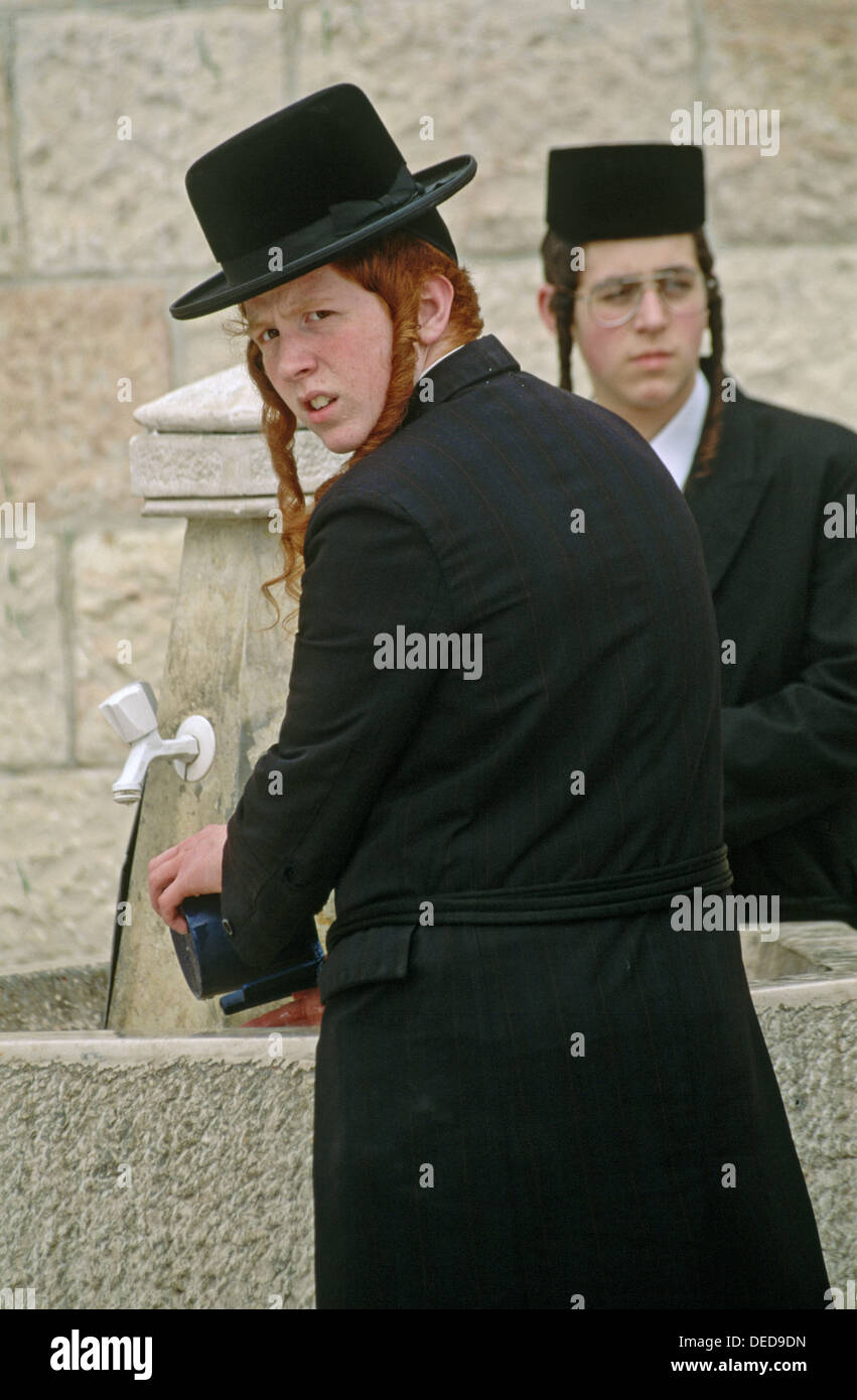 Group of young orthodox jews hi-res stock photography and images - Alamy
