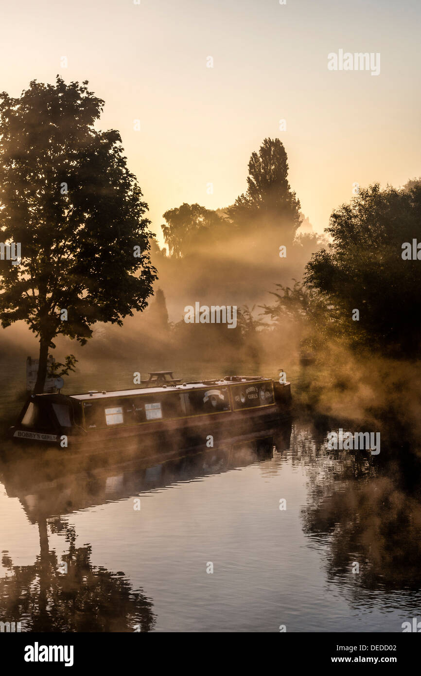 Mist river thames hi-res stock photography and images - Alamy