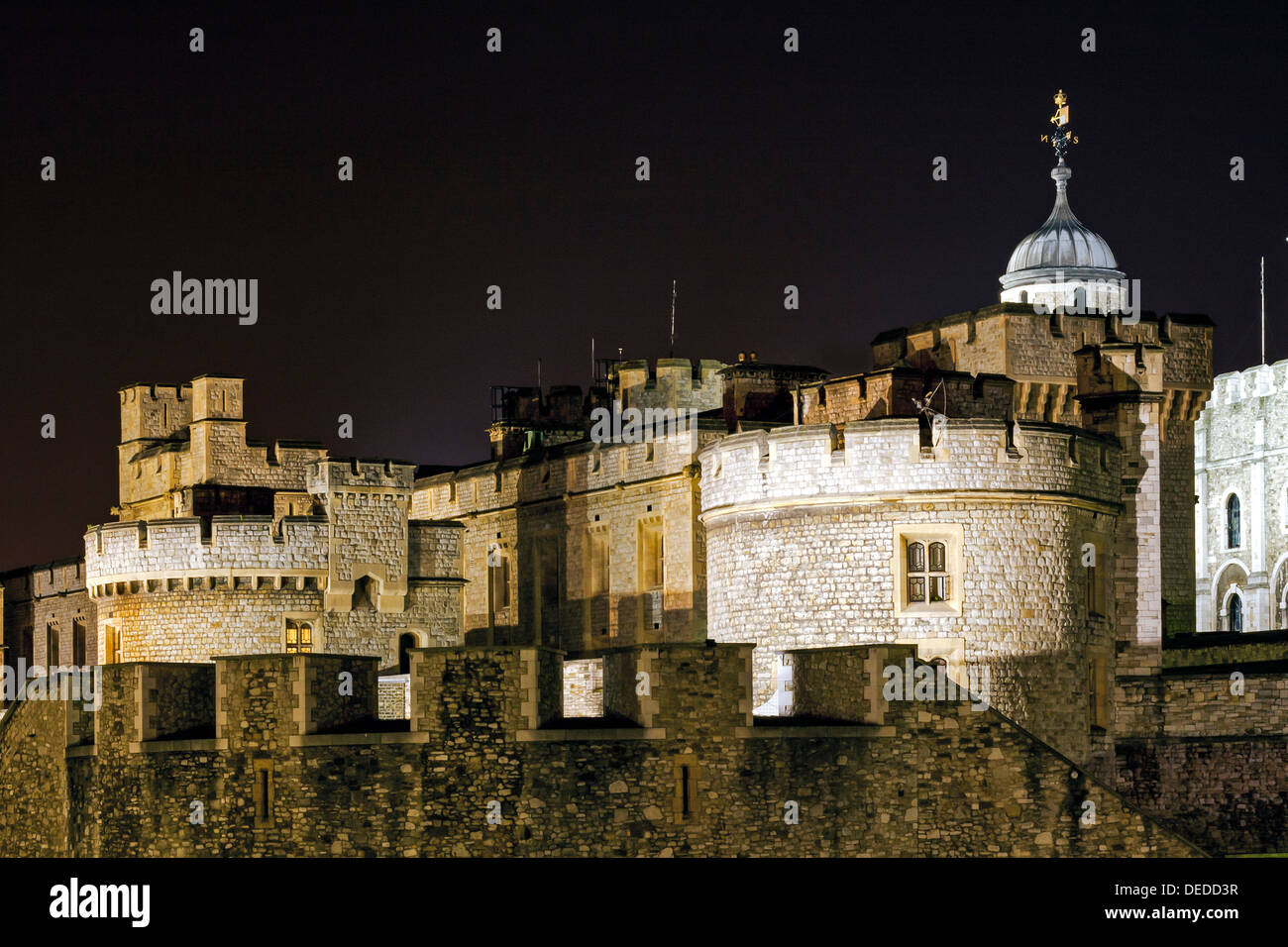 LONDON, UK - JULY 24, 2008: The Tower of London at Night Stock Photo ...
