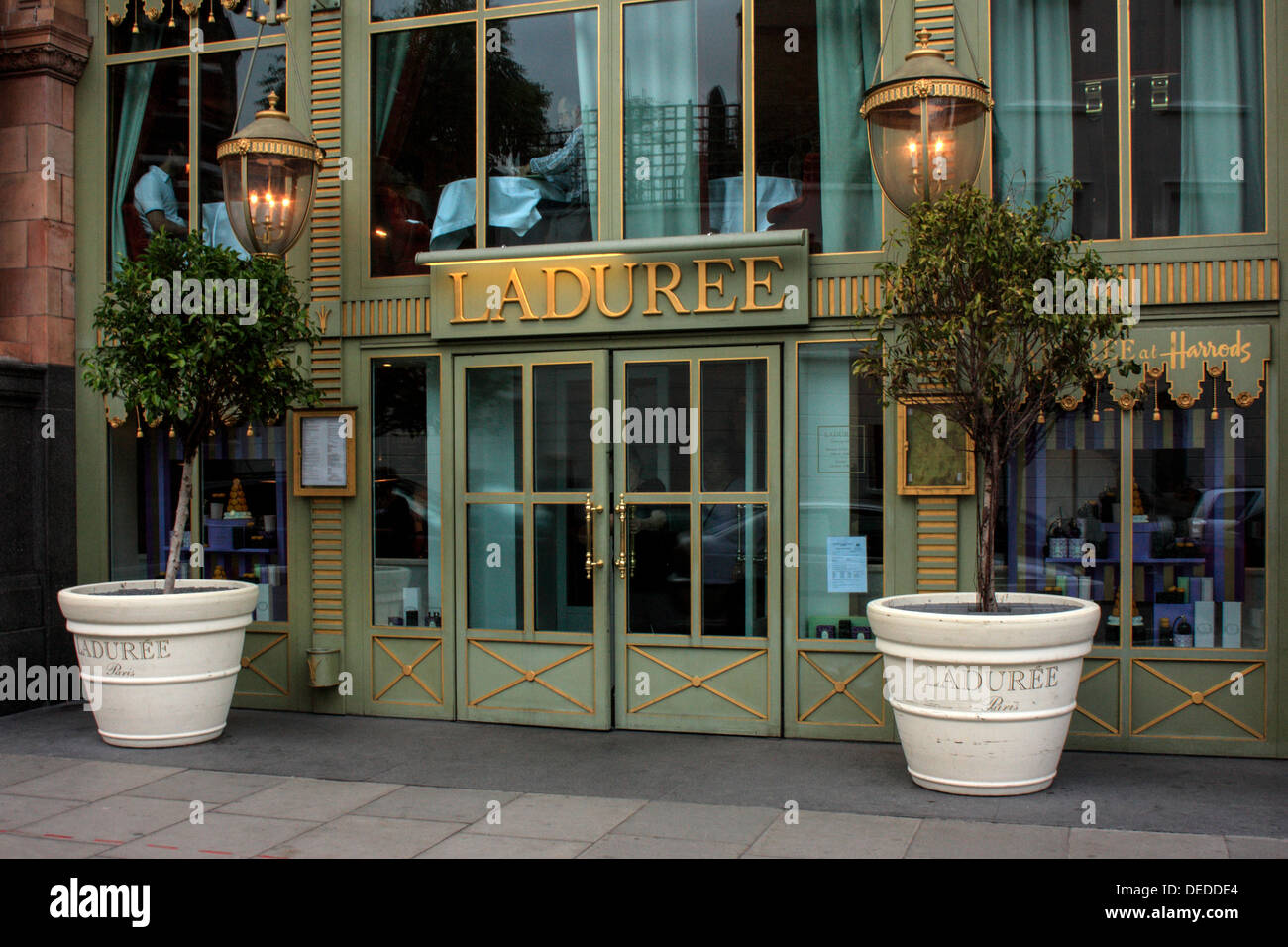 Harrods café hi-res stock photography and images - Alamy