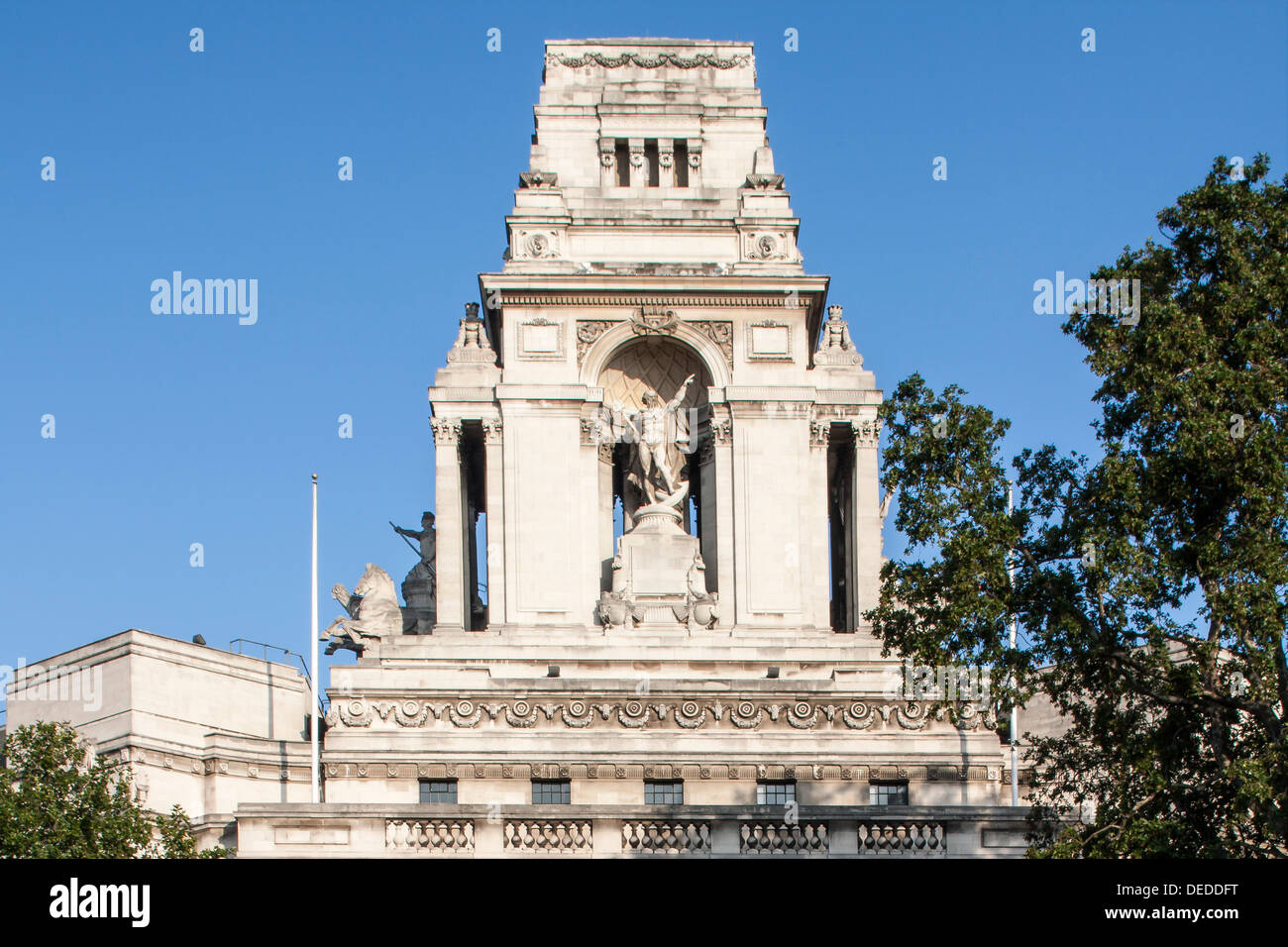 LONDON, UK - SEPTEMBER 14, 2008: Architectural detail on the front ...