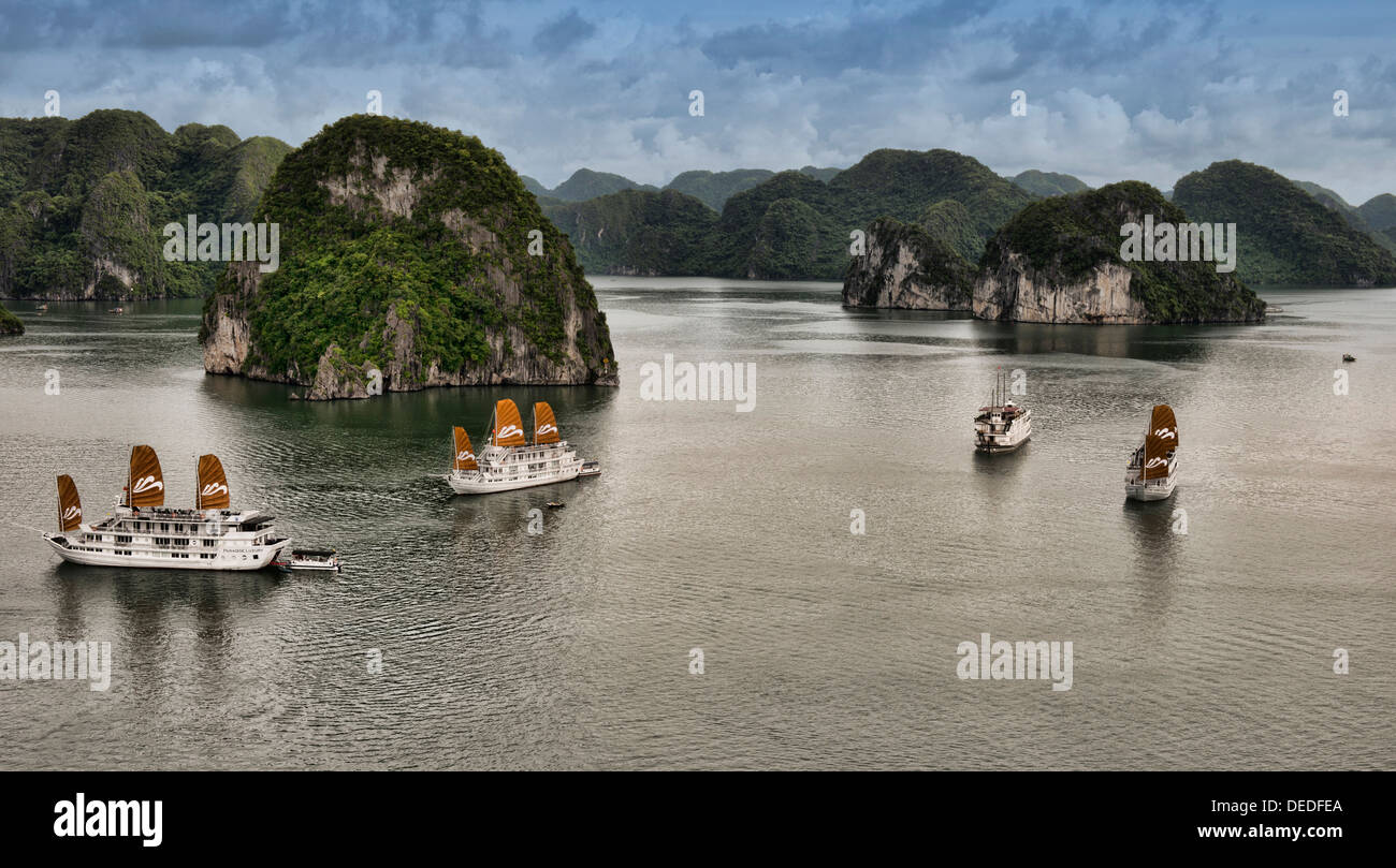 Junk cruise hi-res stock photography and images - Alamy